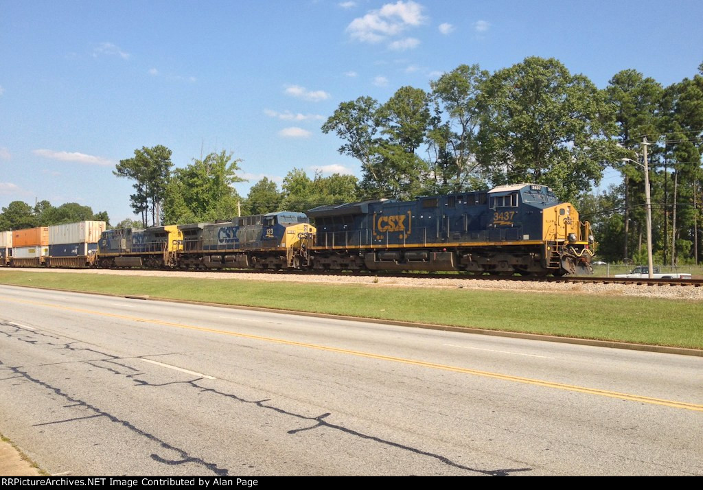CSX 3437 pauses before entering the Fairburn Intermodal facility